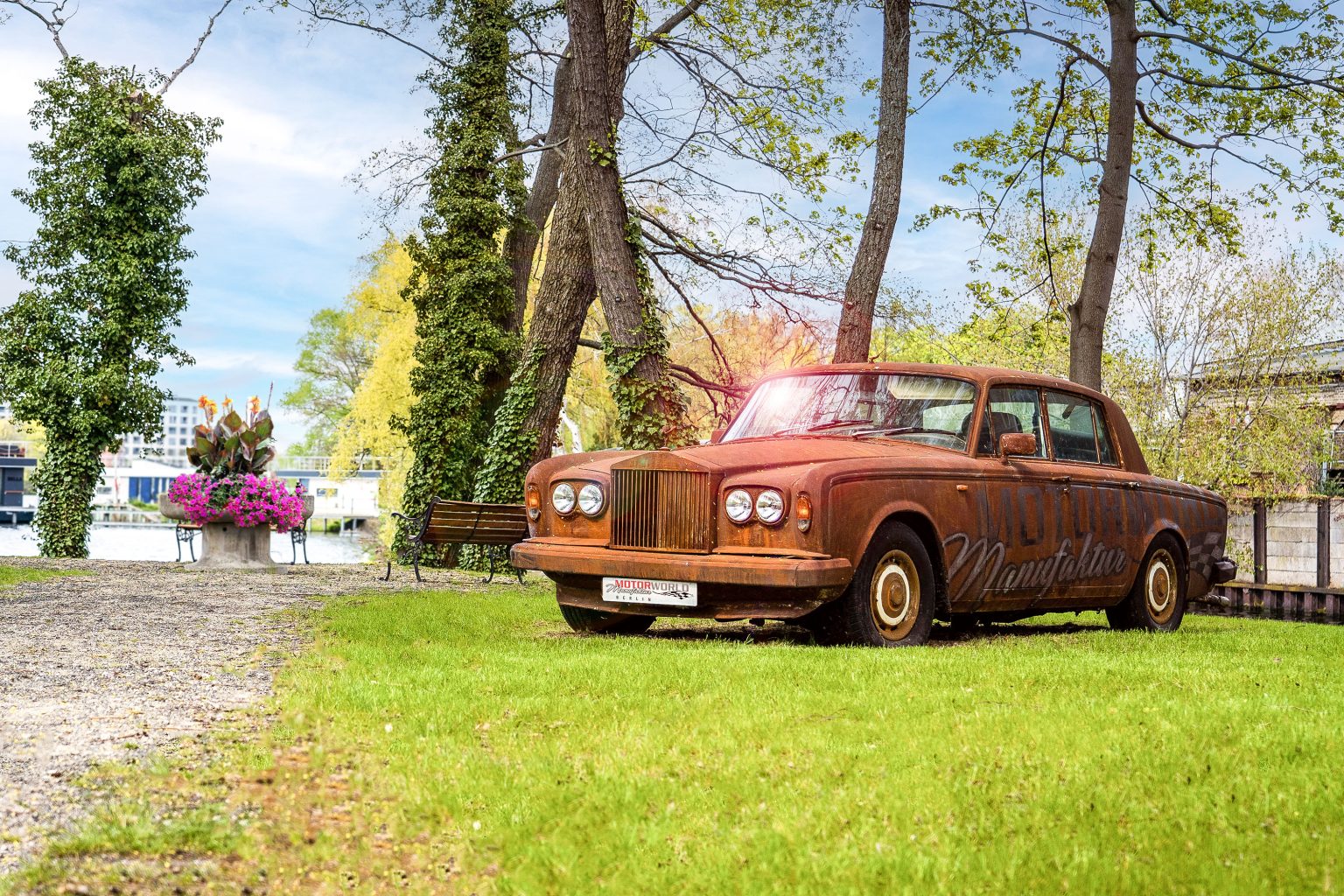 MOTORWORLD: Space for mobile passion